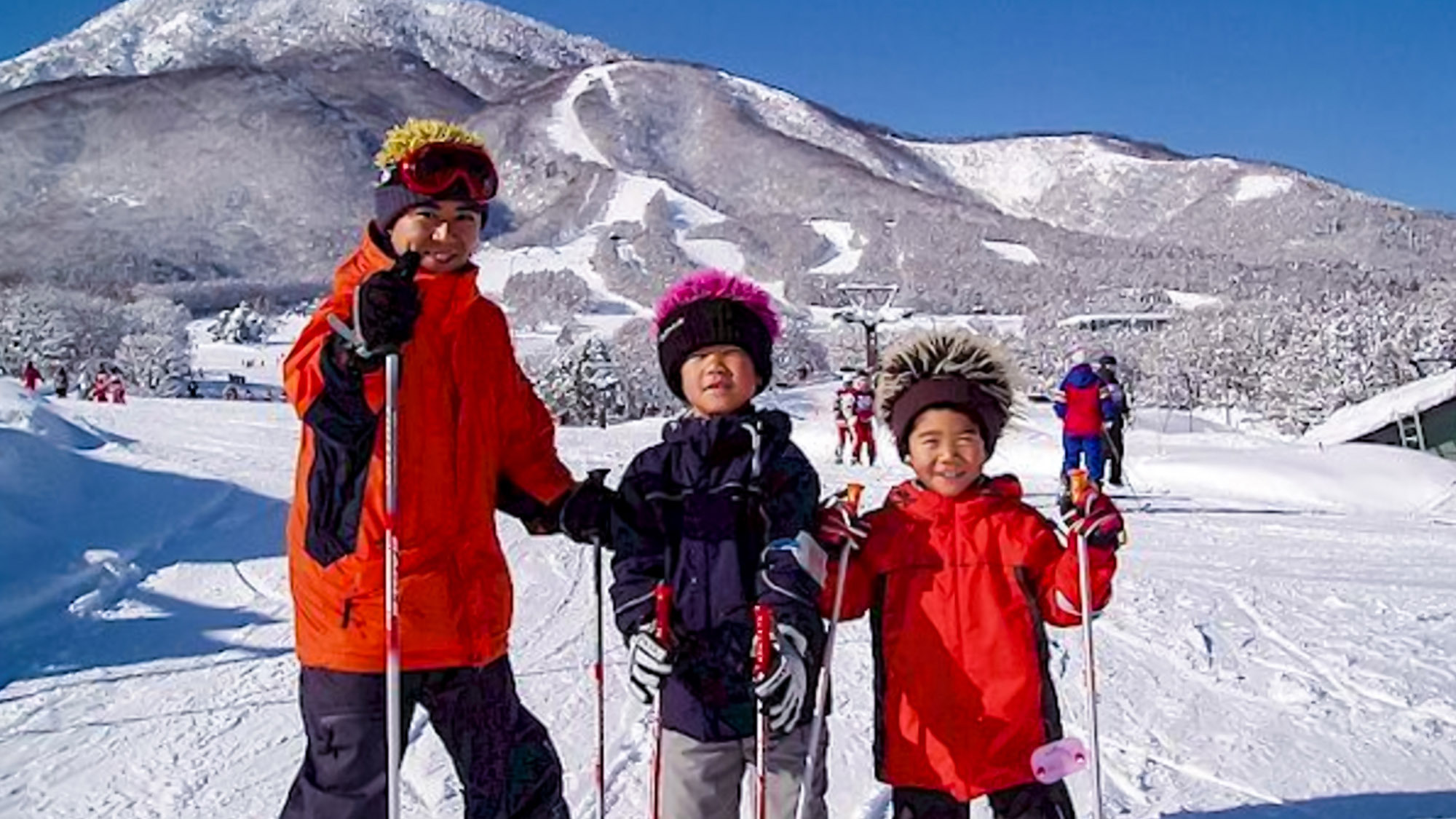 周辺】黒姫高原ではスキーを楽しみにたくさんの人々が訪れます