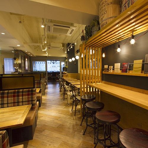 和洋お惣菜を取り揃えた全30品目の朝食バイキングは、連泊者に嬉しい日替わりメニューとなっております。また、地産地消を取り入れたご当地食もご堪能下さい。