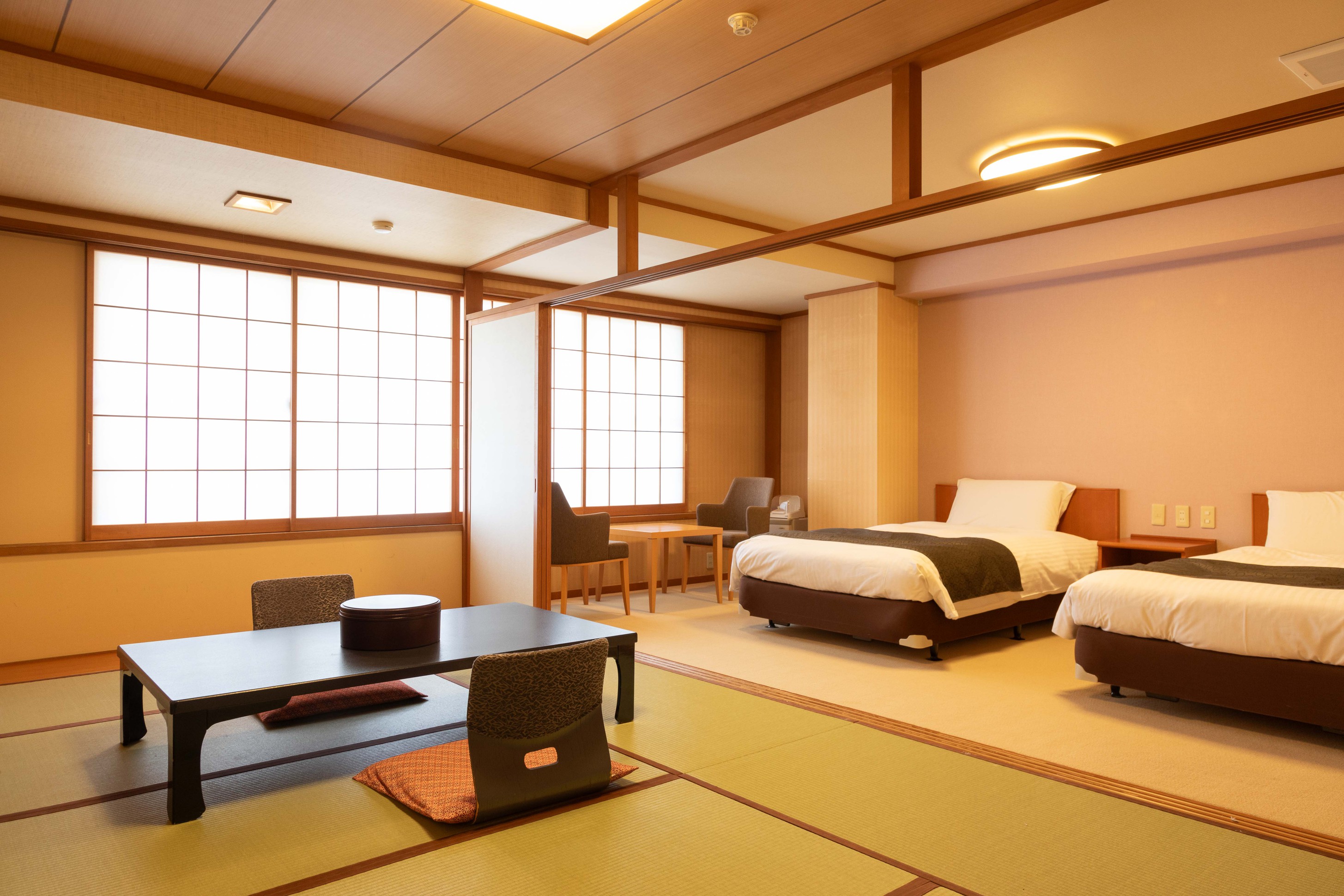 ベッドで寛ぐ和洋室