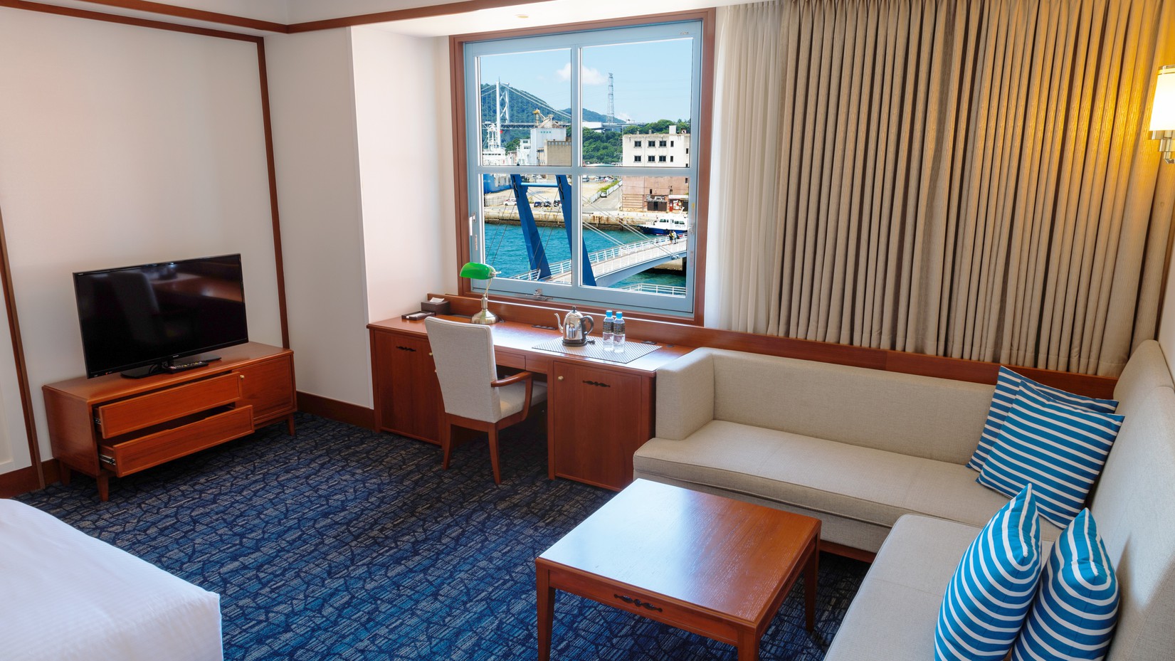 本州と九州を繋ぐ壮大な「関門橋」、門司港のシンボルである跳ね橋「ブルーウィングもじ」。