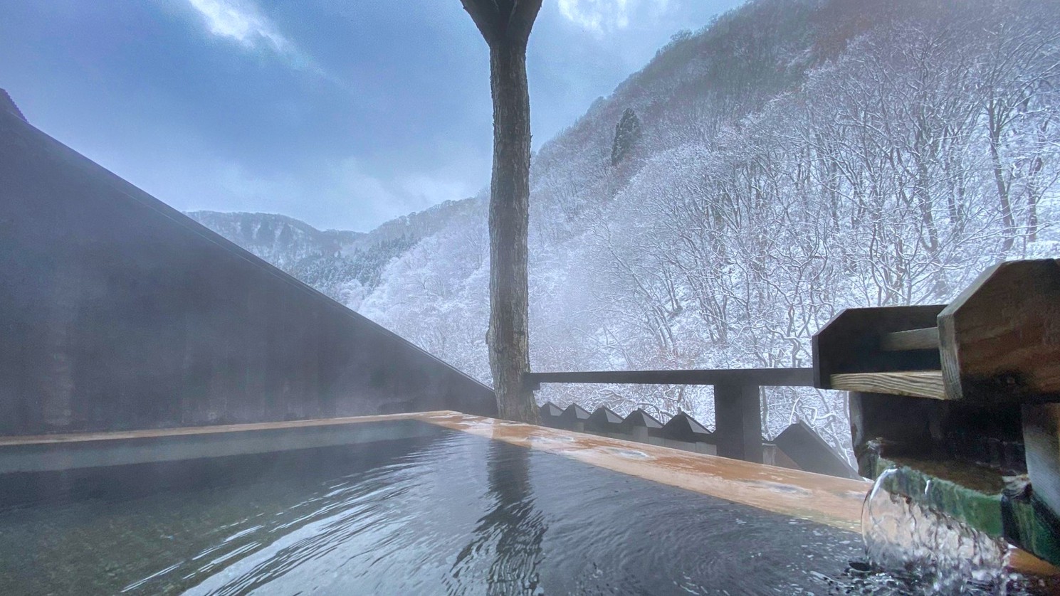 冬の女性露天風呂、雪の頃は雄大な景色をお楽しみいただけます