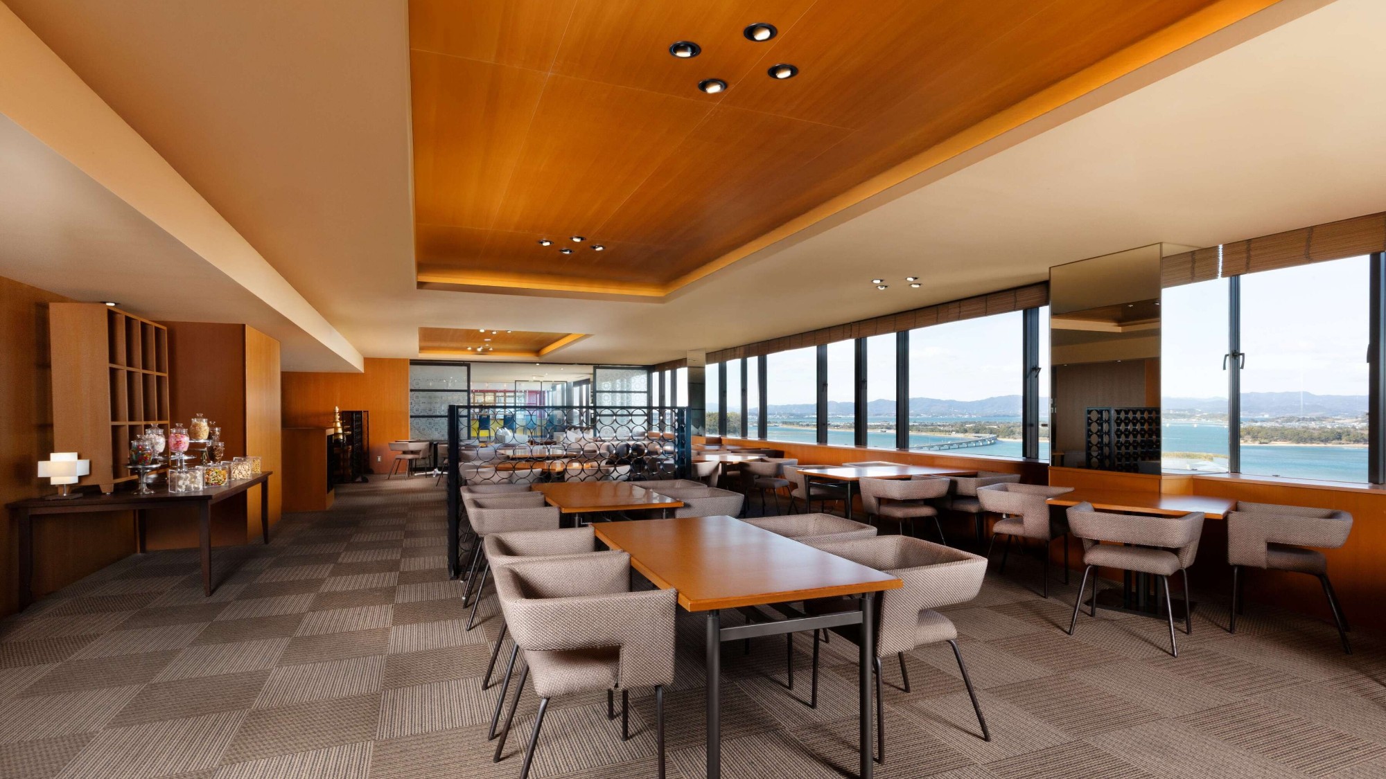 【2025年4月1日OPEN】最上階13階「Executive Lakeview Lounge」