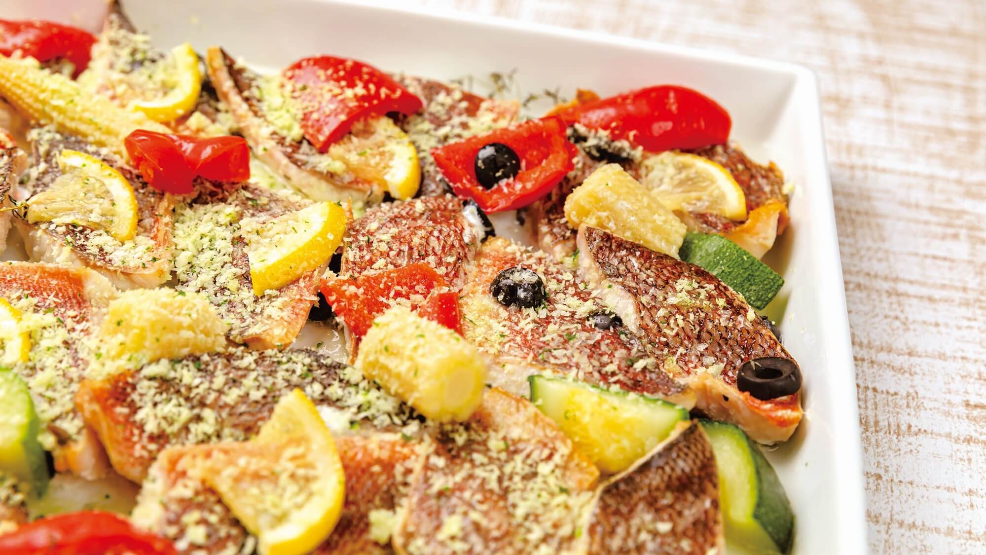 【2025夏のバイキング】7月限定！地元魚と彩り夏野菜をハーブ香るシチリア風焼きに。